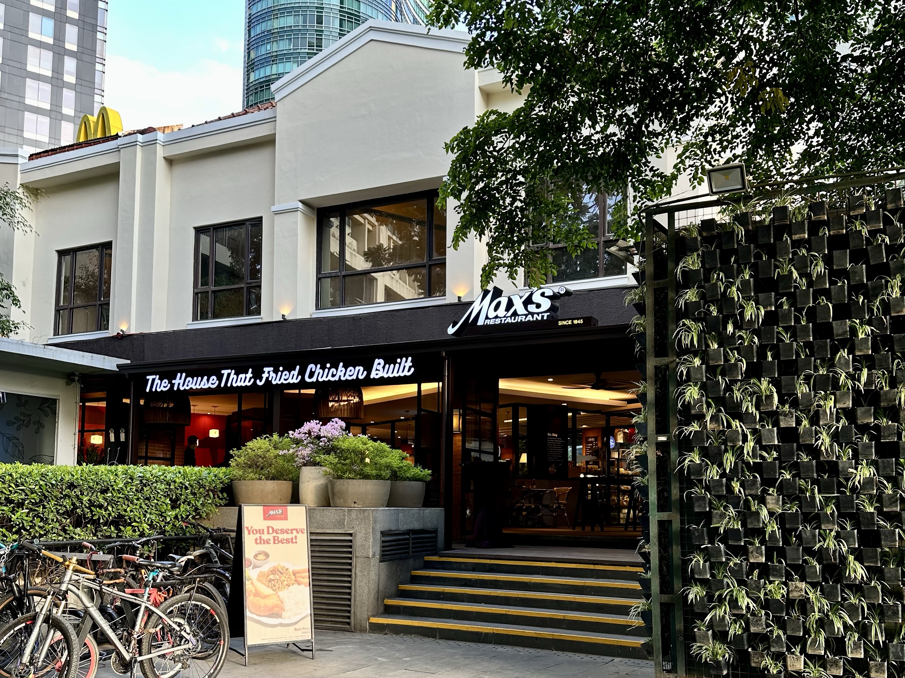 Max’s Restaurant reopens in Forbes Town: A must-try destination for BGC ...